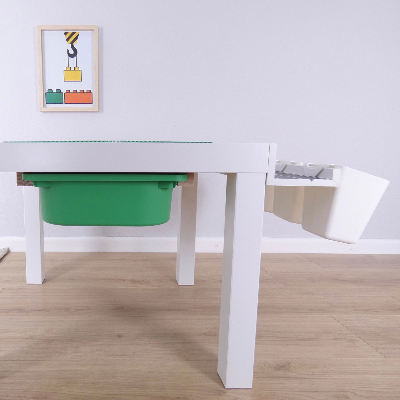 Lego Spieltisch in verschiedenen Farben für kleine Baumeister:innen